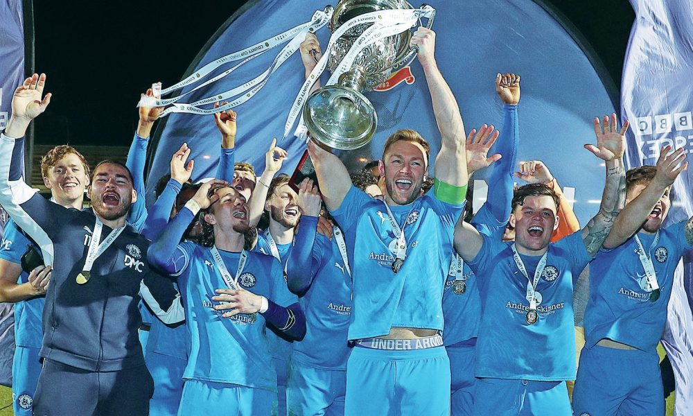 WARRING PAIR TOLD TO LEAVE - The Non-League Football Paper